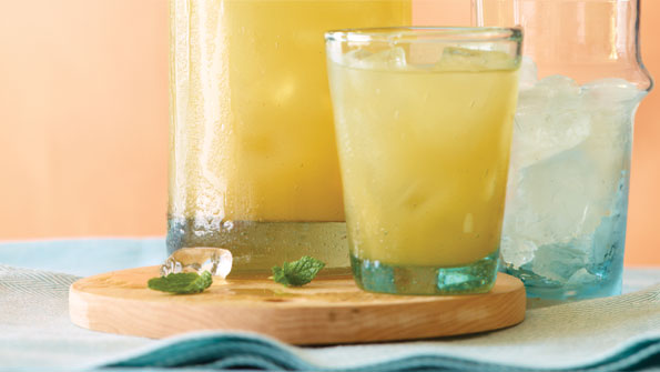 4 low-calorie DIY iced teas - Delicious Living
